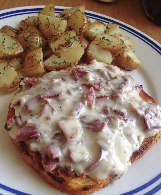 Creamed Chipped Beef on Toast - Usa Press